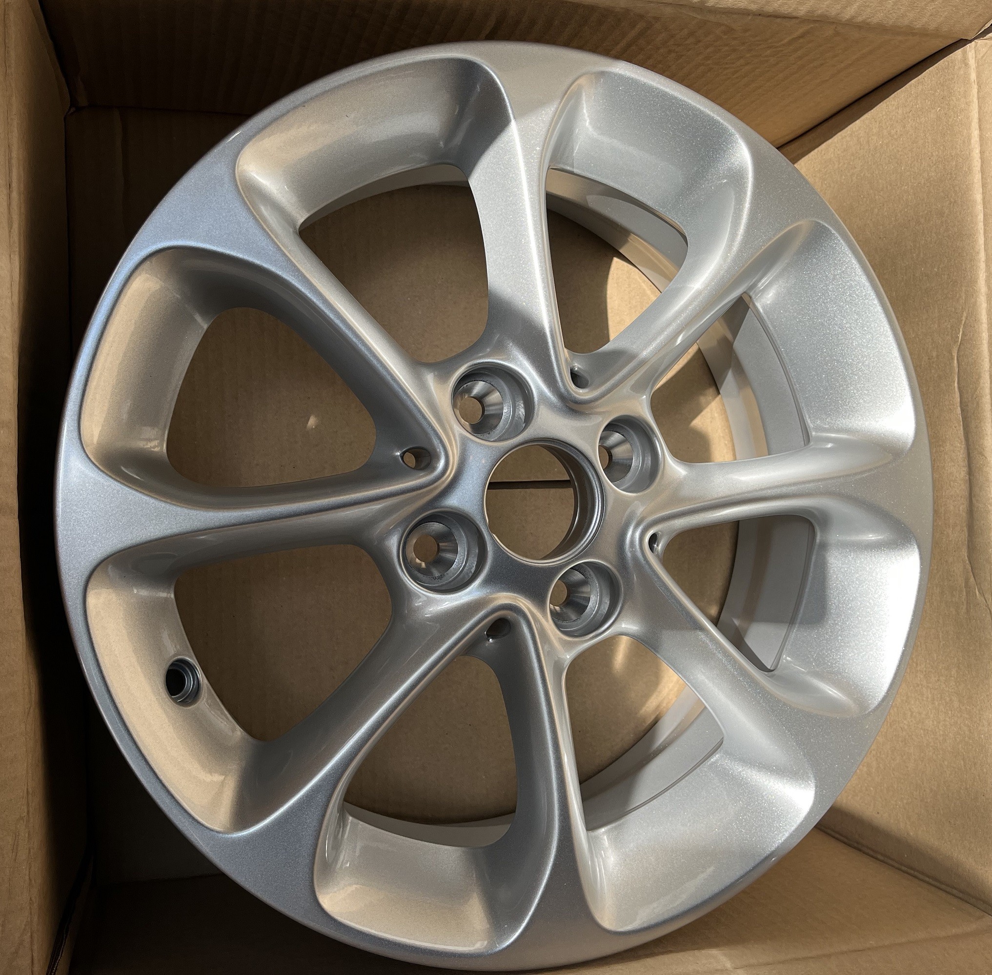 15" light-alloy wheel in 8-spoke design, silver A4534013900