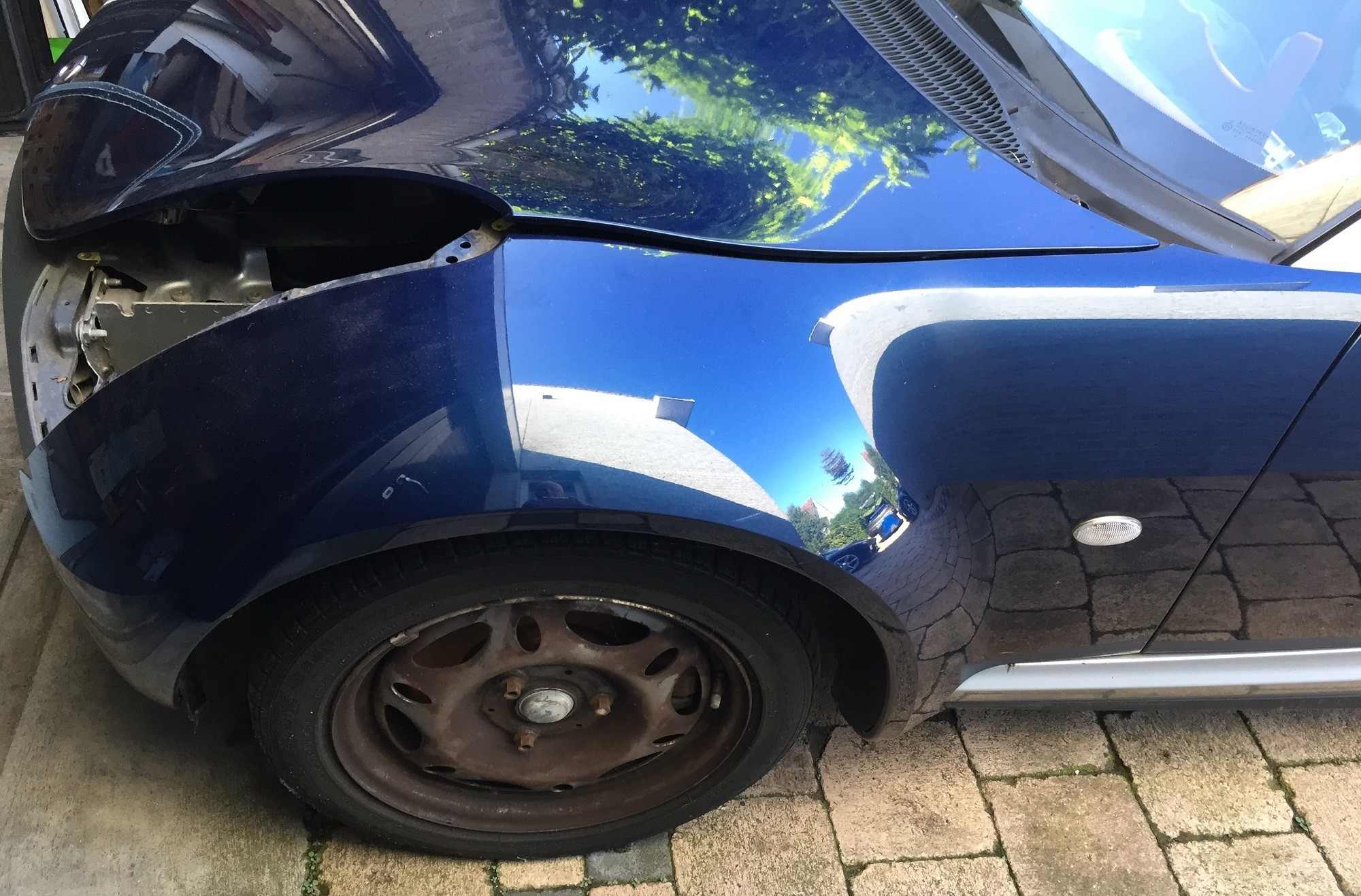 Smart Roadster wing used several colors available